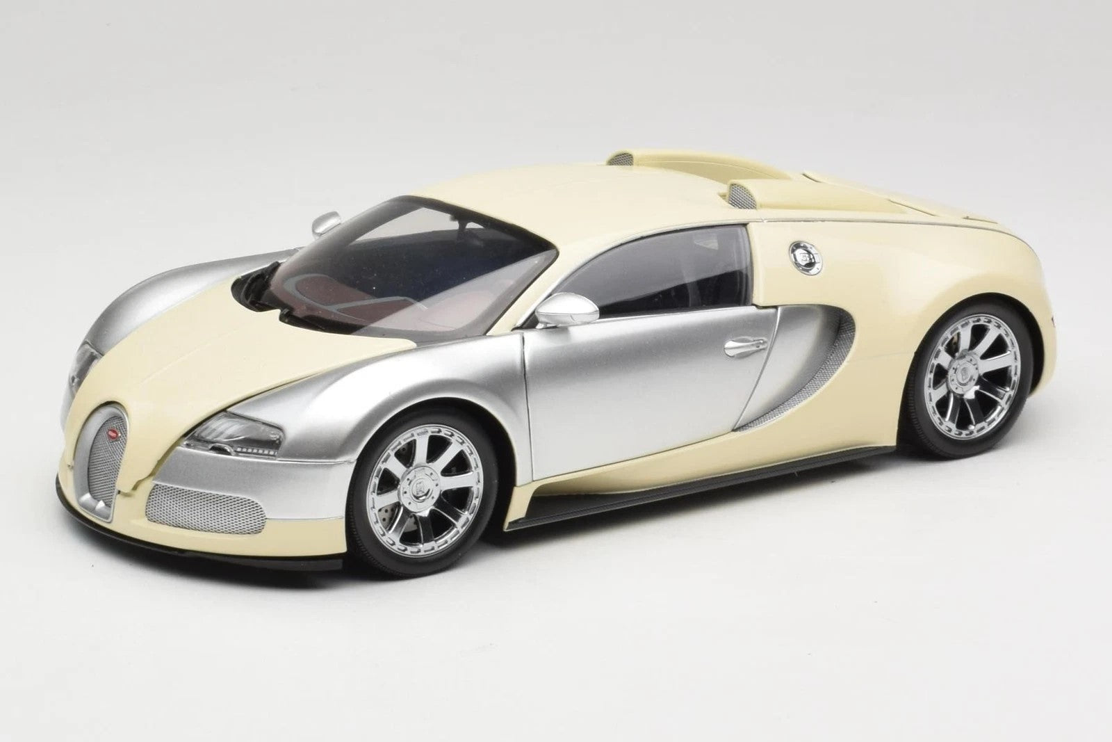 1:18 Bugatti Veyron L'Edition Centenaire - 2009 - Chrome/Beige – Echuca ...